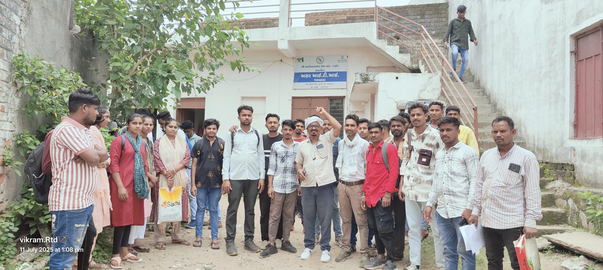 ગરબાડા આઈ.ટી.આઈ માં મોટી સંખ્યામાં પોતાના બાયોડેટા સાથે આઇ.ટી.આઇ ના કેમ્પસમાં ભરતી કેમ્પમાં ...