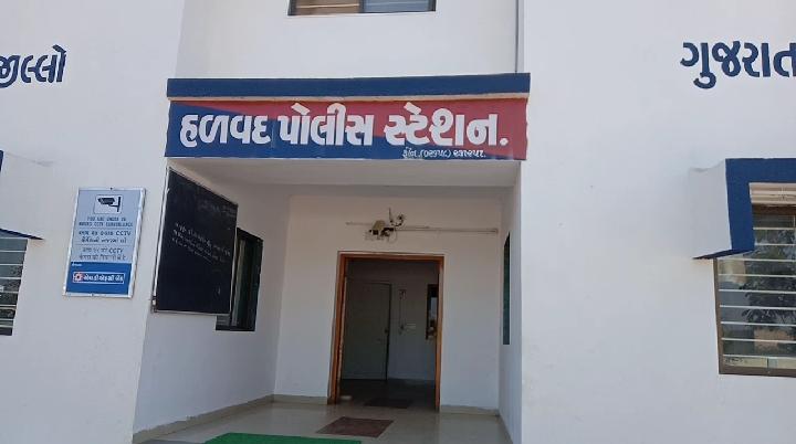 HALVAD:હળવદ તાલુકાના ટીકર ગામે દીવાબતી કરતી વખતે આગ લાગતાં વૃદ્ધ ...